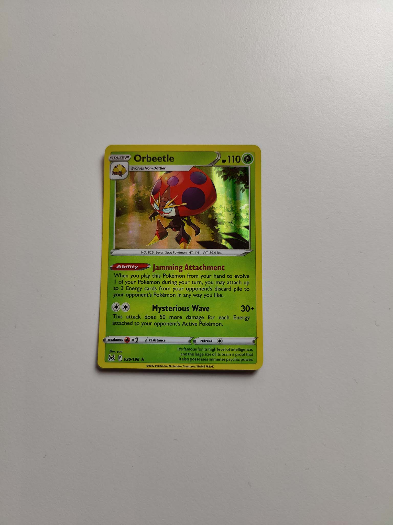 Orbeetle Holo #020/196 – Sword & Shield: Lost Origin | Pokeverden.dk